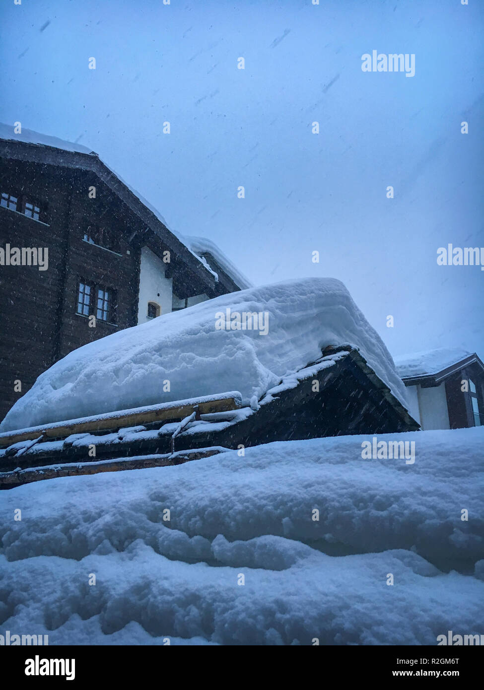 Snowing roof hi-res stock photography and images - Alamy