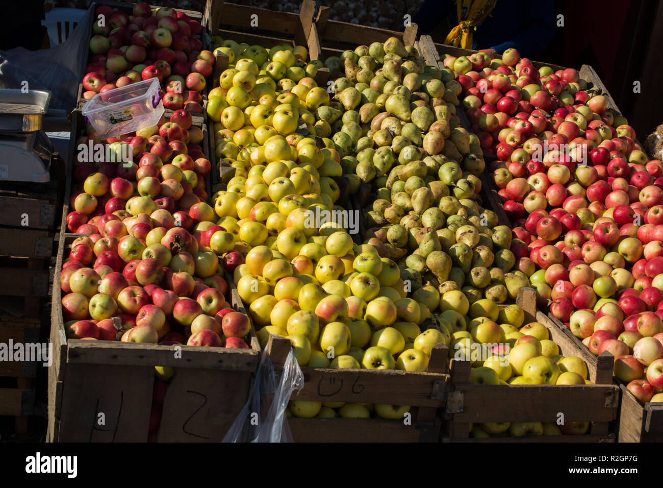 Fresh apples in a market place in display Stock Photo - Alamy