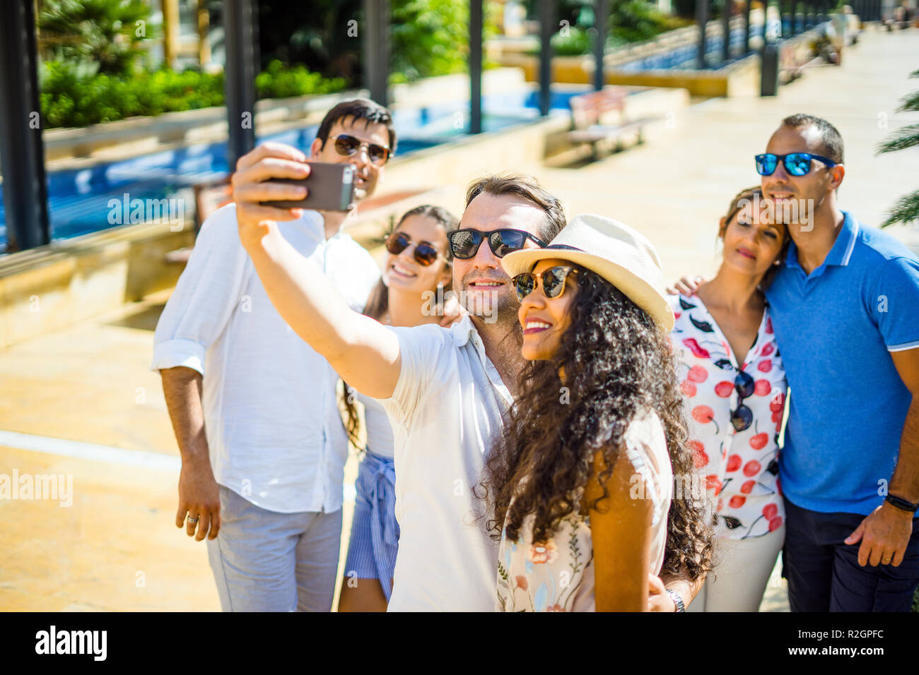 Happy group of teens hi-res stock photography and images - Alamy