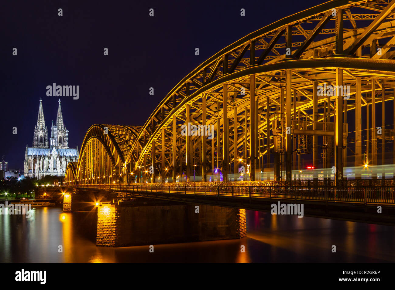 the cathedral from Cologne with the Hohenzollern bridge and the Rhine ...