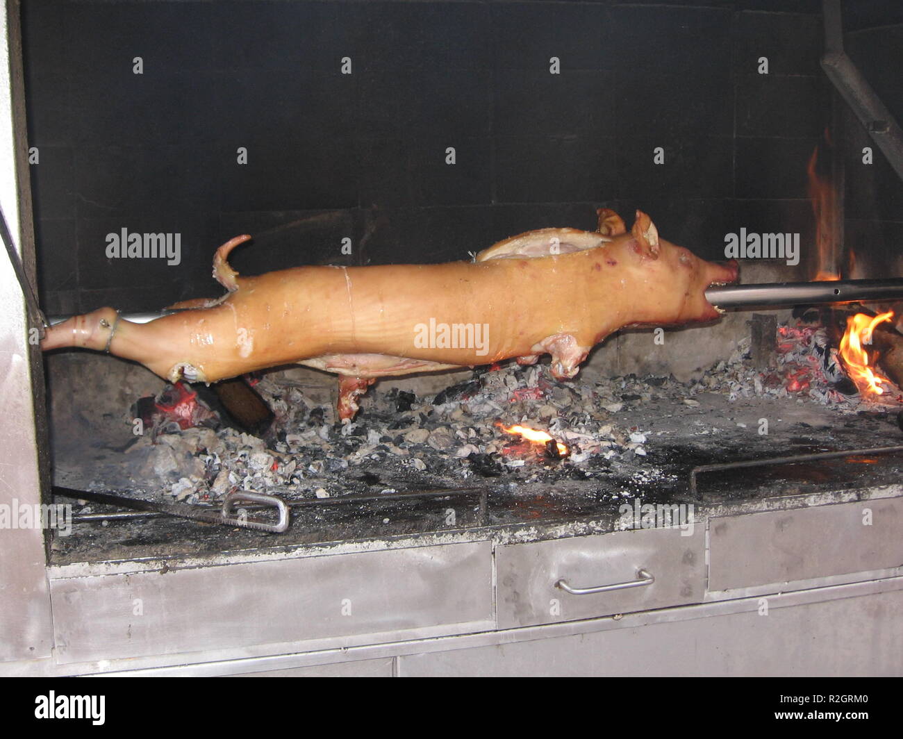 suckling pig in the fire Stock Photo - Alamy