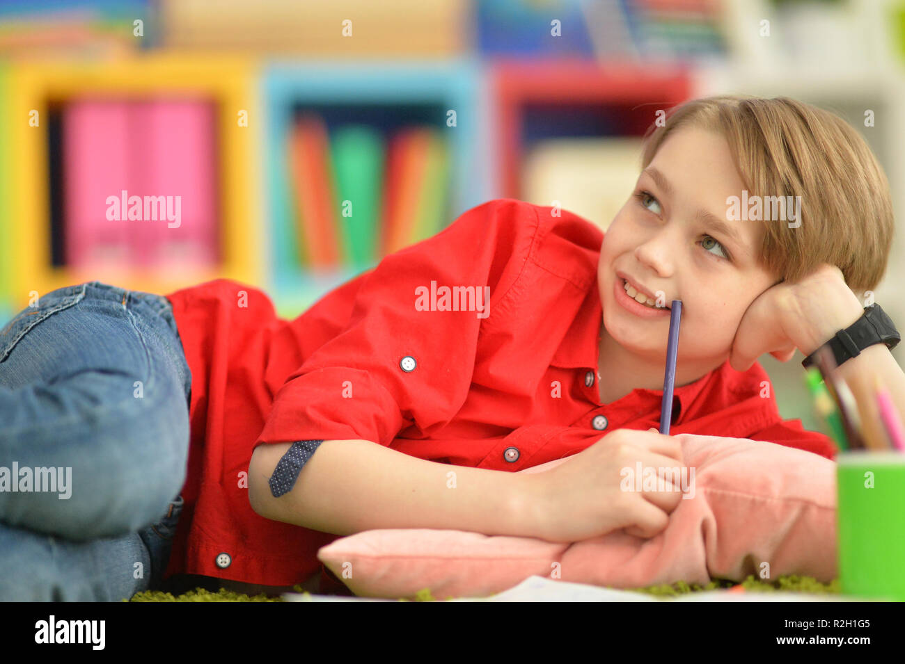 Portrait of cute little boy drawing at home Stock Photo - Alamy