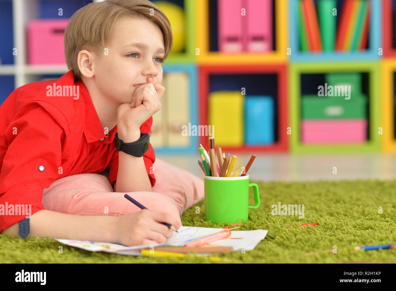 Portrait of cute little boy drawing at home Stock Photo - Alamy