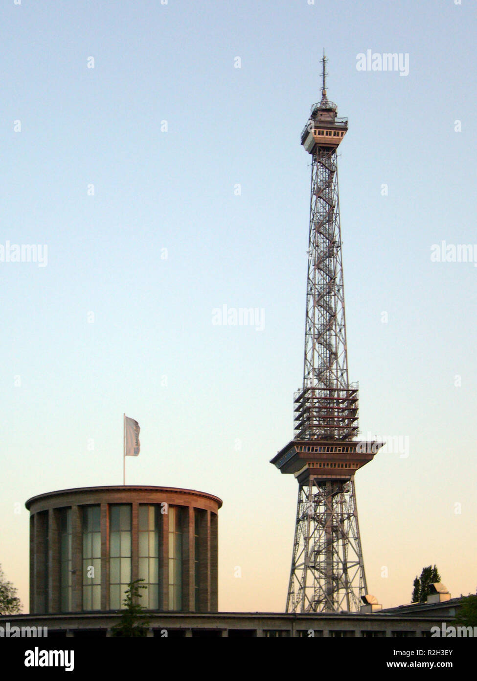 Vertical tv hi-res stock photography and images - Alamy