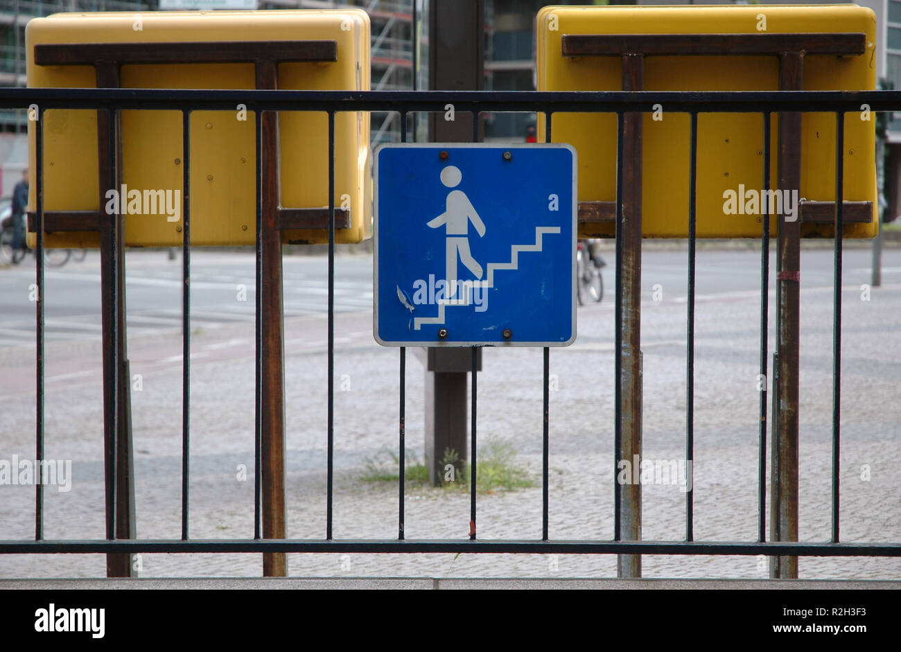 Stairs downwards hi-res stock photography and images - Alamy