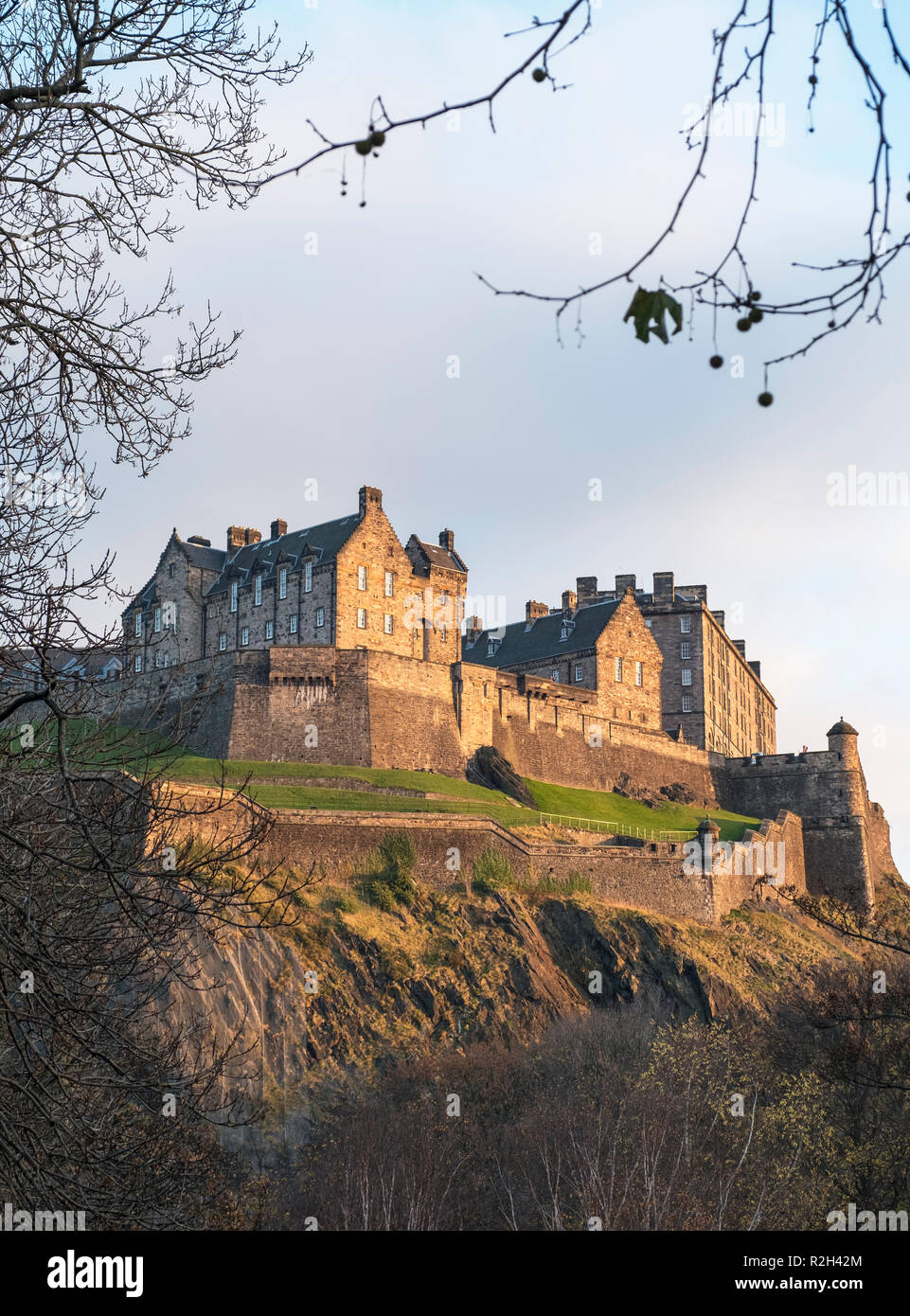 Edinburgh castle ramparts hi-res stock photography and images - Alamy