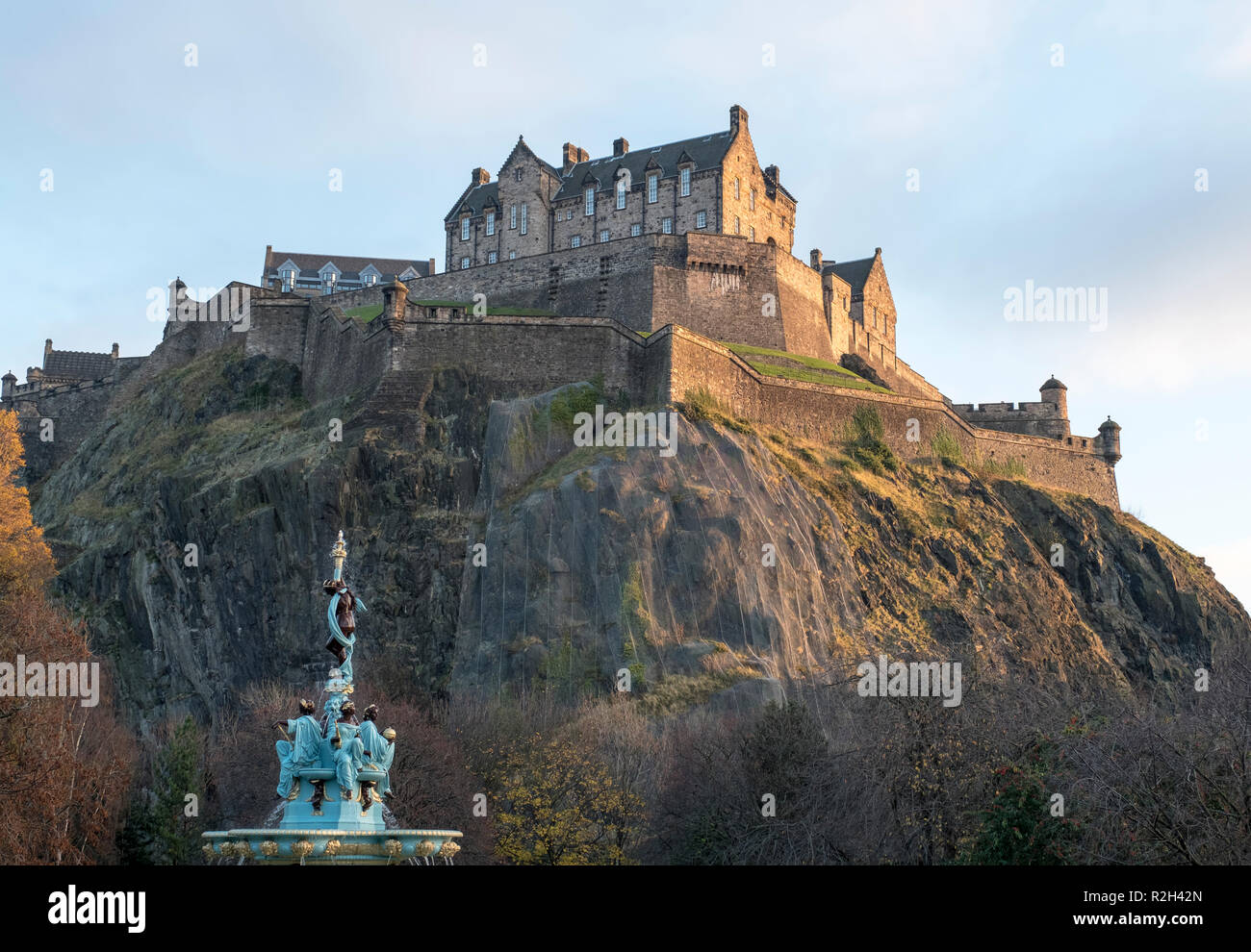 Edinburgh castle ramparts hi-res stock photography and images - Alamy