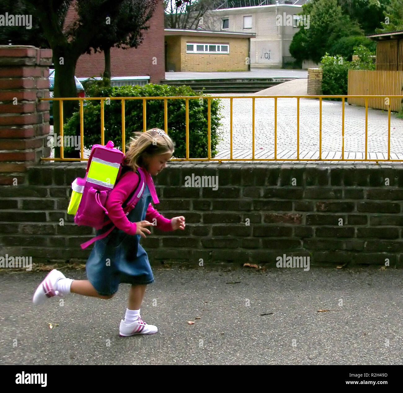 Children running into traffic hi-res stock photography and images - Alamy