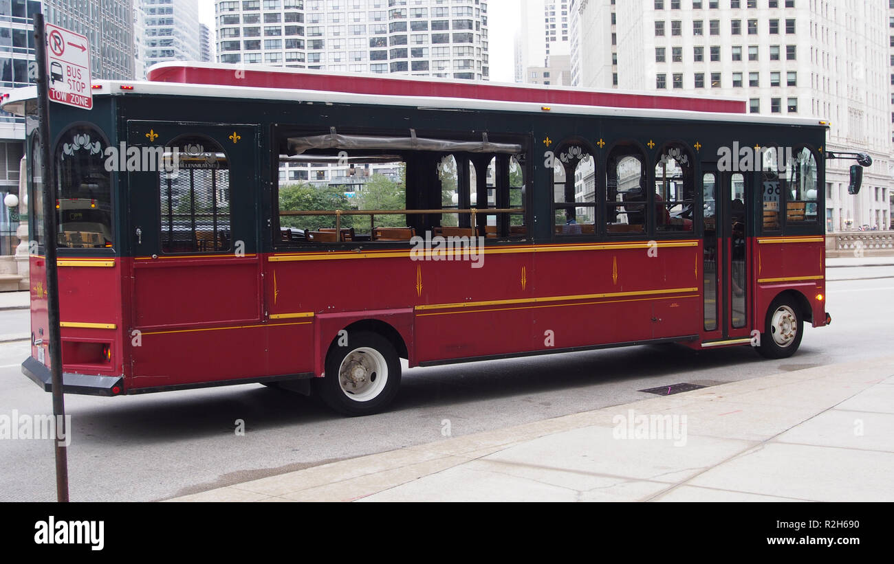 old red tour bus in chicago downtown waiting for the tourists Stock ...