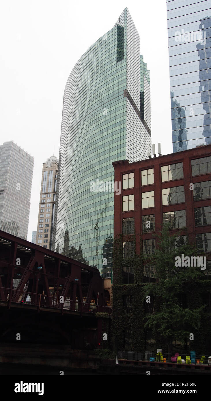 Buildings close together hi-res stock photography and images - Alamy