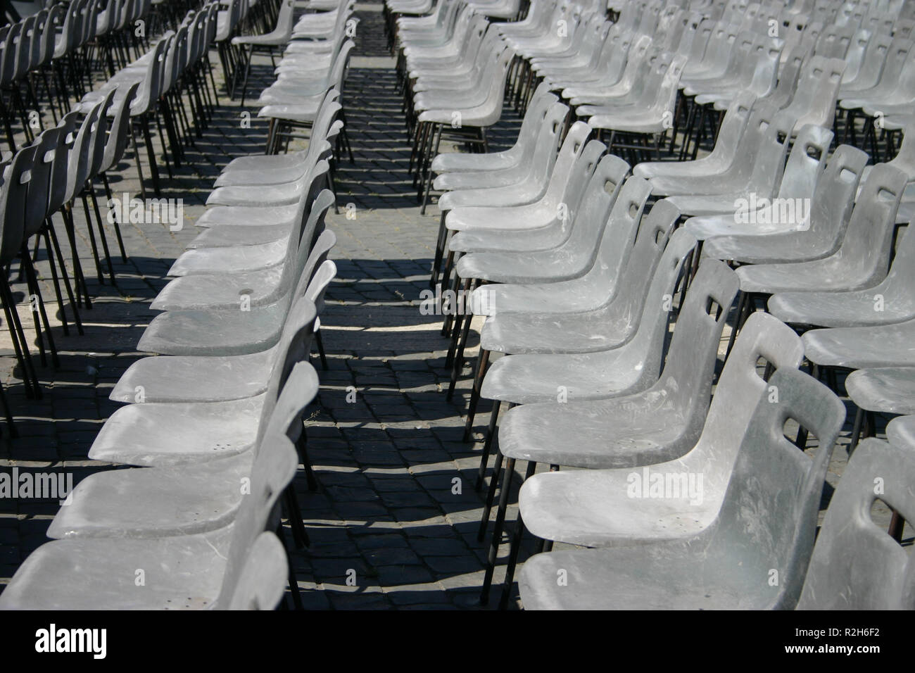 st. peter's square,empty chairs Stock Photo - Alamy
