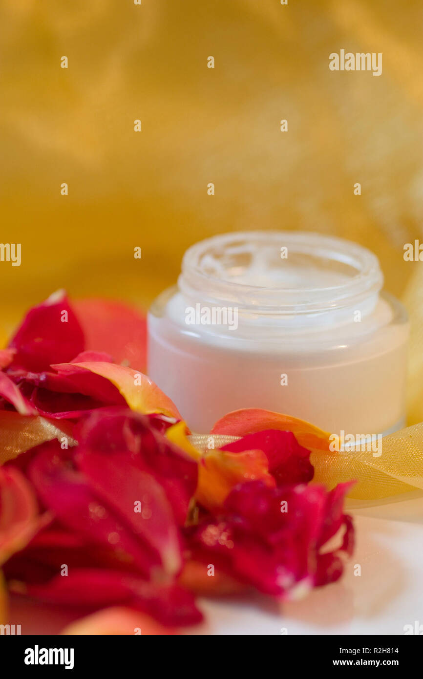 Cream sheets hi-res stock photography and images - Alamy