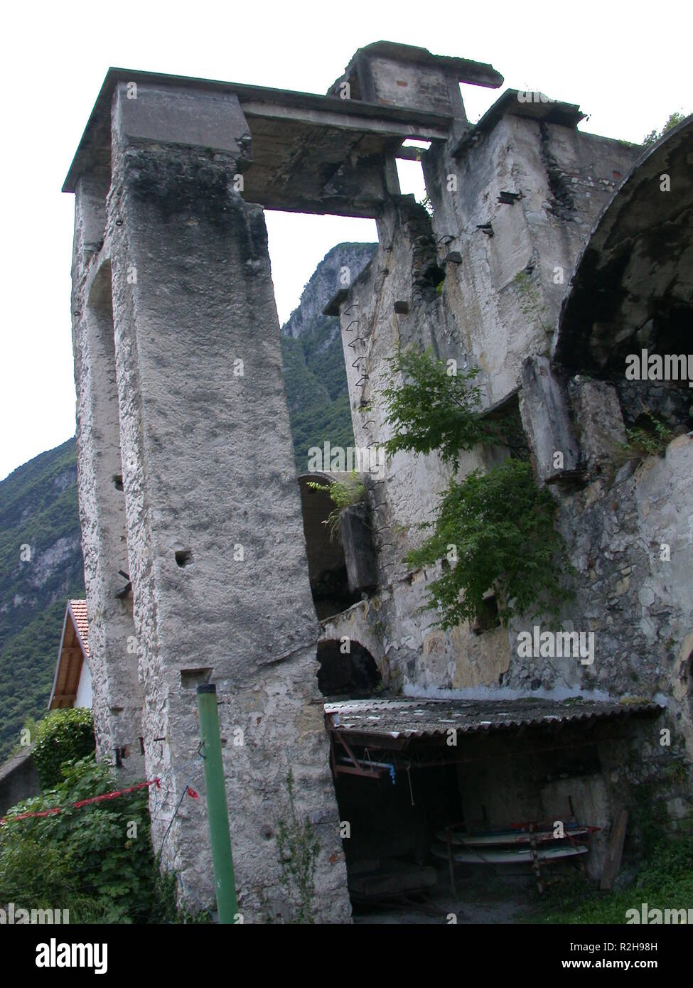 Building statics hi-res stock photography and images - Alamy