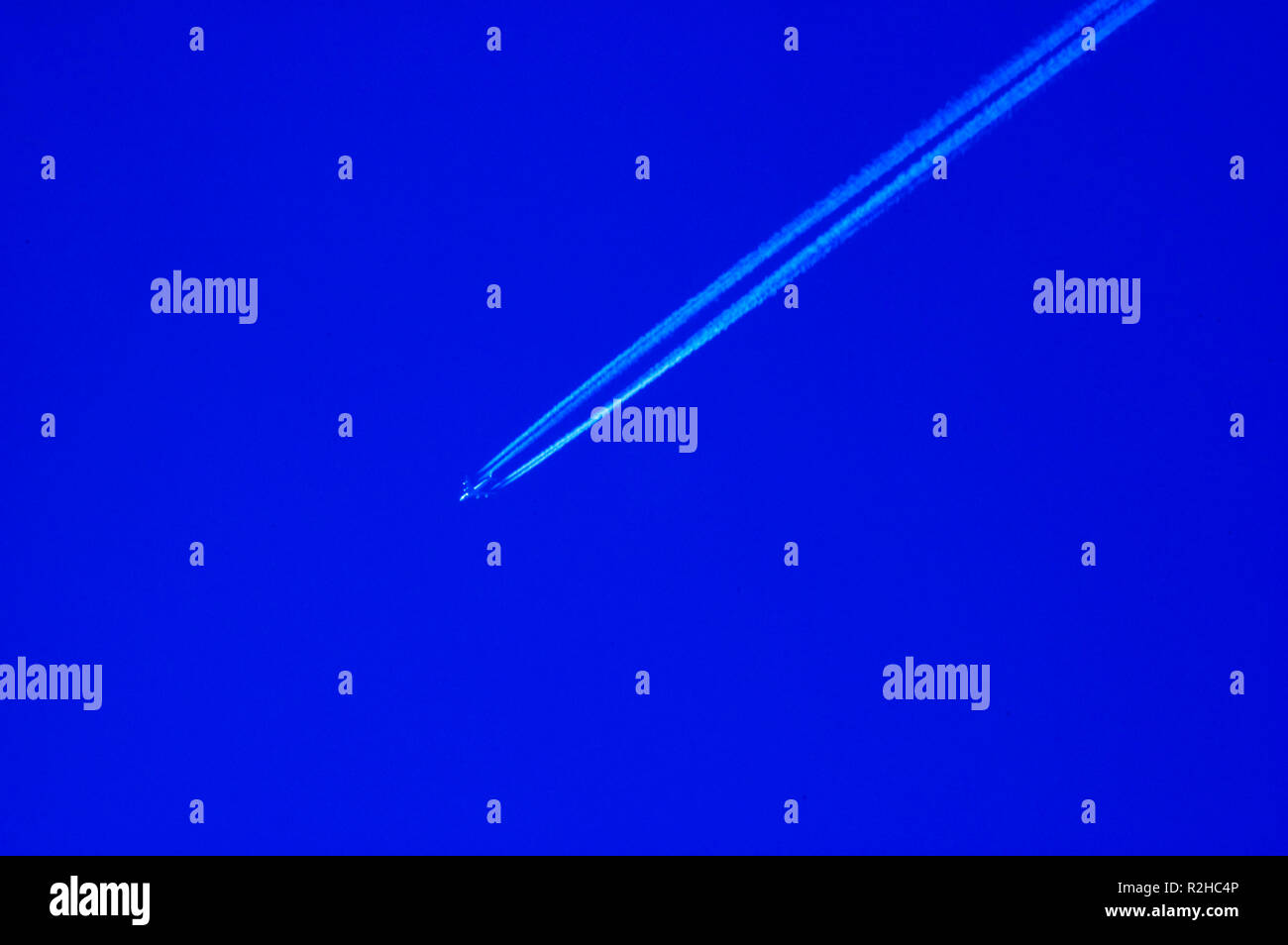 Jet aircraft contrail hi-res stock photography and images - Alamy