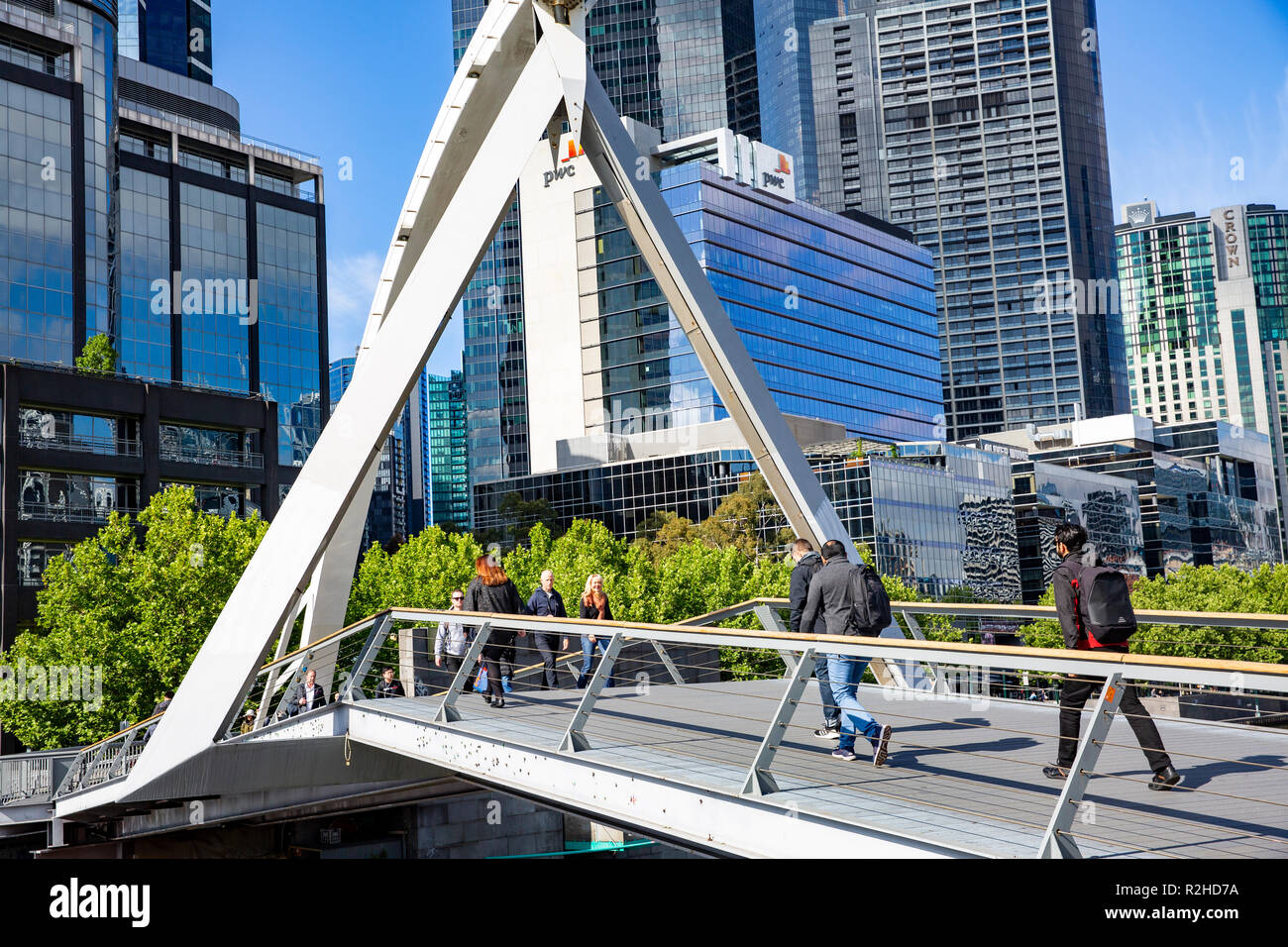 Evan Walker pedestrian bridge across the yarra river in Melbourne ...
