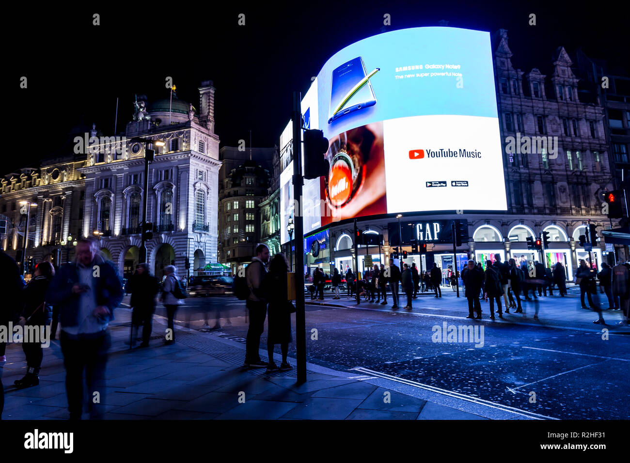 Neon lights piccadilly circus hi-res stock photography and images - Alamy