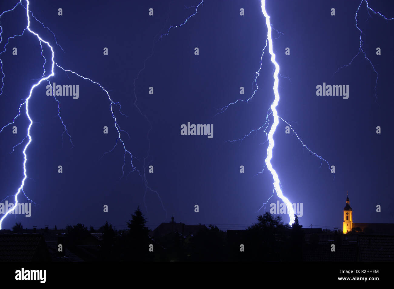 Nocturnal thunder hi-res stock photography and images - Alamy