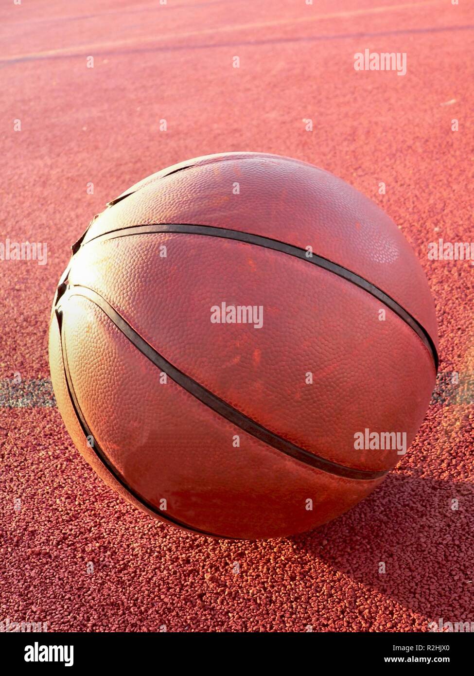 Basketball outline hi-res stock photography and images - Alamy