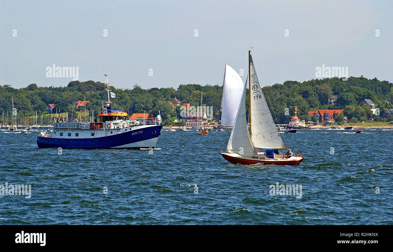 Oncoming boat hi-res stock photography and images - Alamy