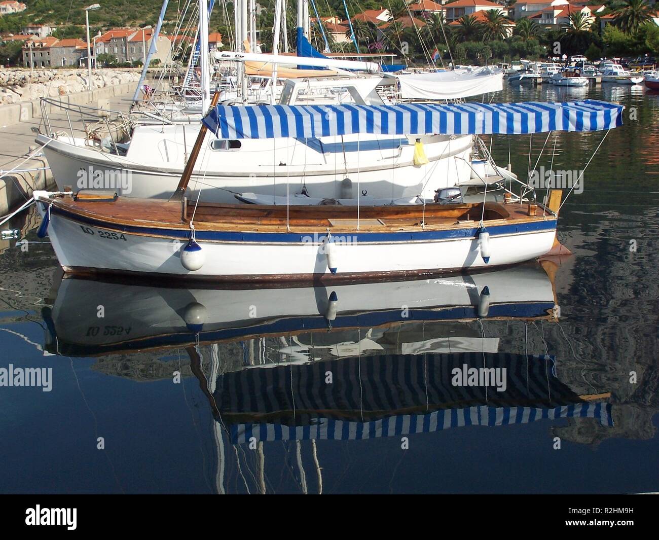 Mirror dinghy yacht hi-res stock photography and images - Alamy