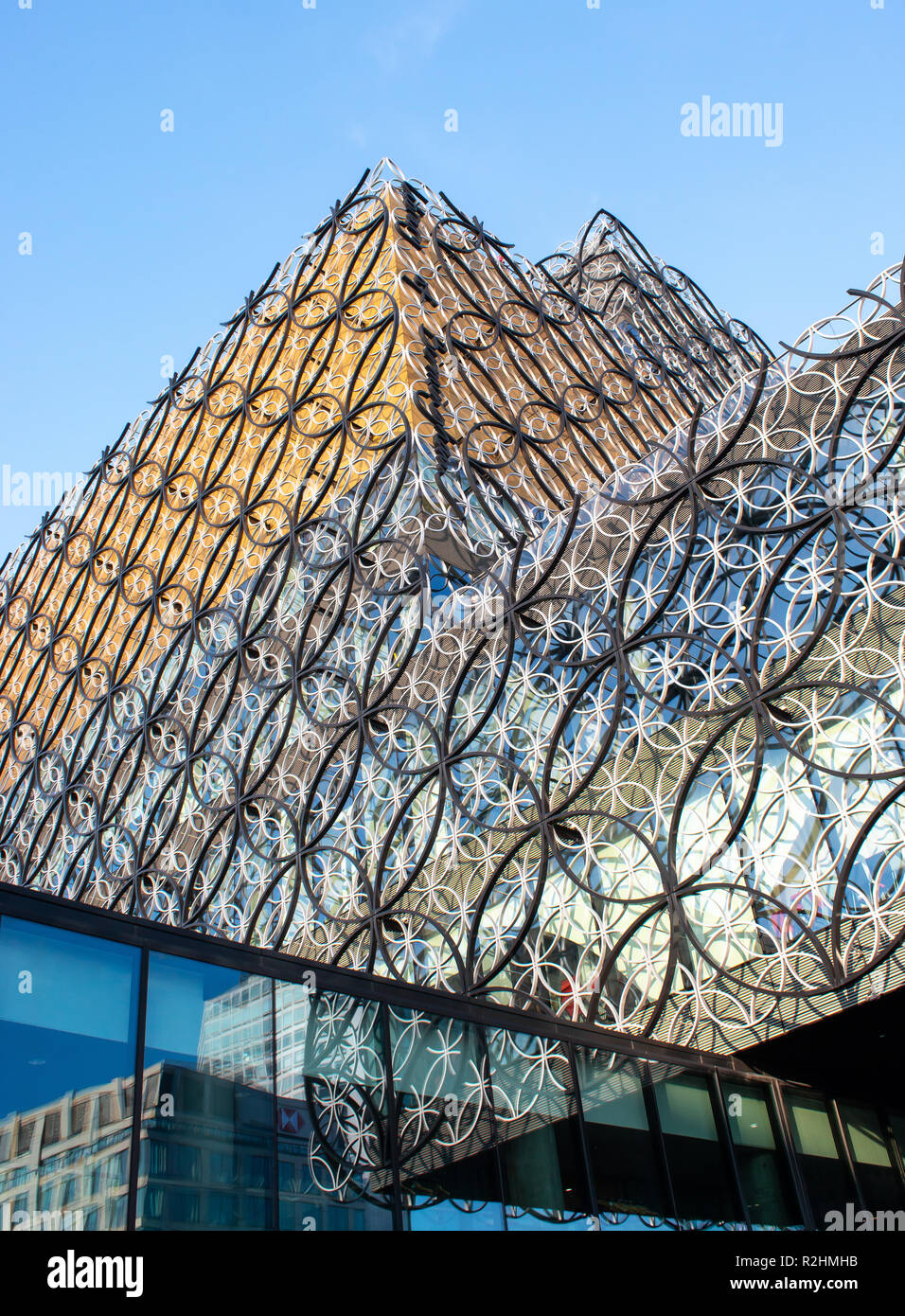 Looking upwards at the modern Birmingham library building Stock Photo ...
