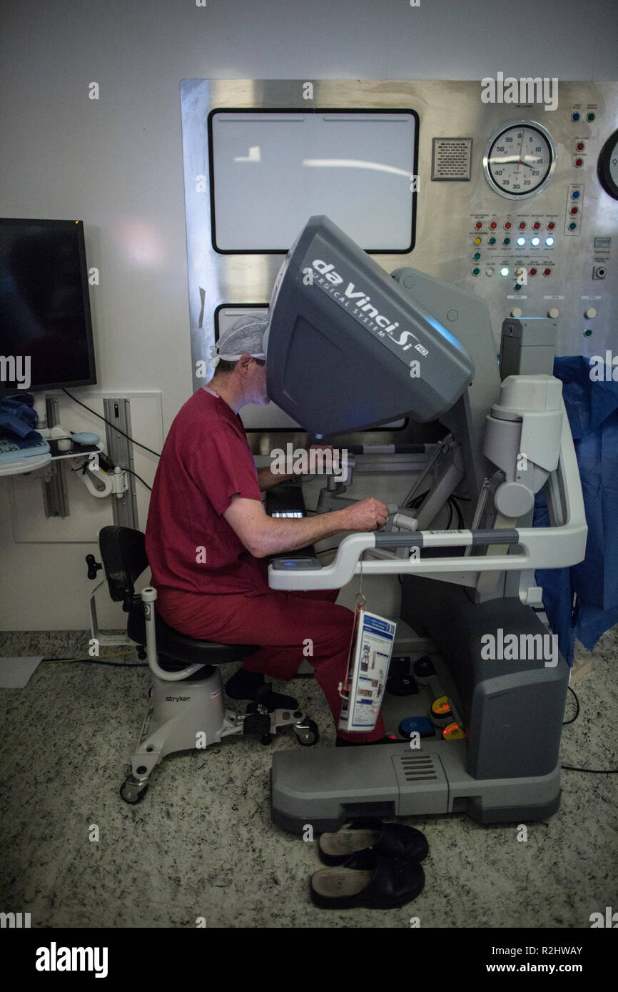 Robot surgery urology bladder hi-res stock photography and images - Alamy