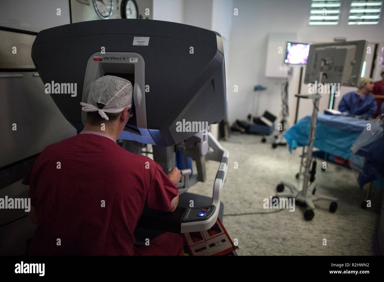 Robotic surgeon da Vinci Xi robot operating a surgical procedure of ...