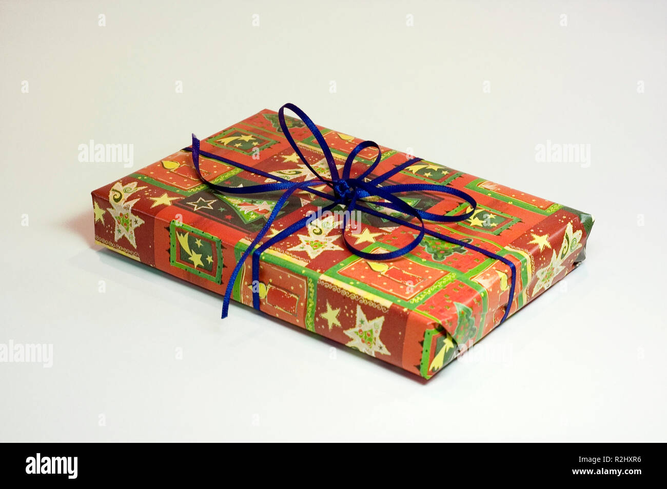Christmas tree gold parcels hi-res stock photography and images - Alamy