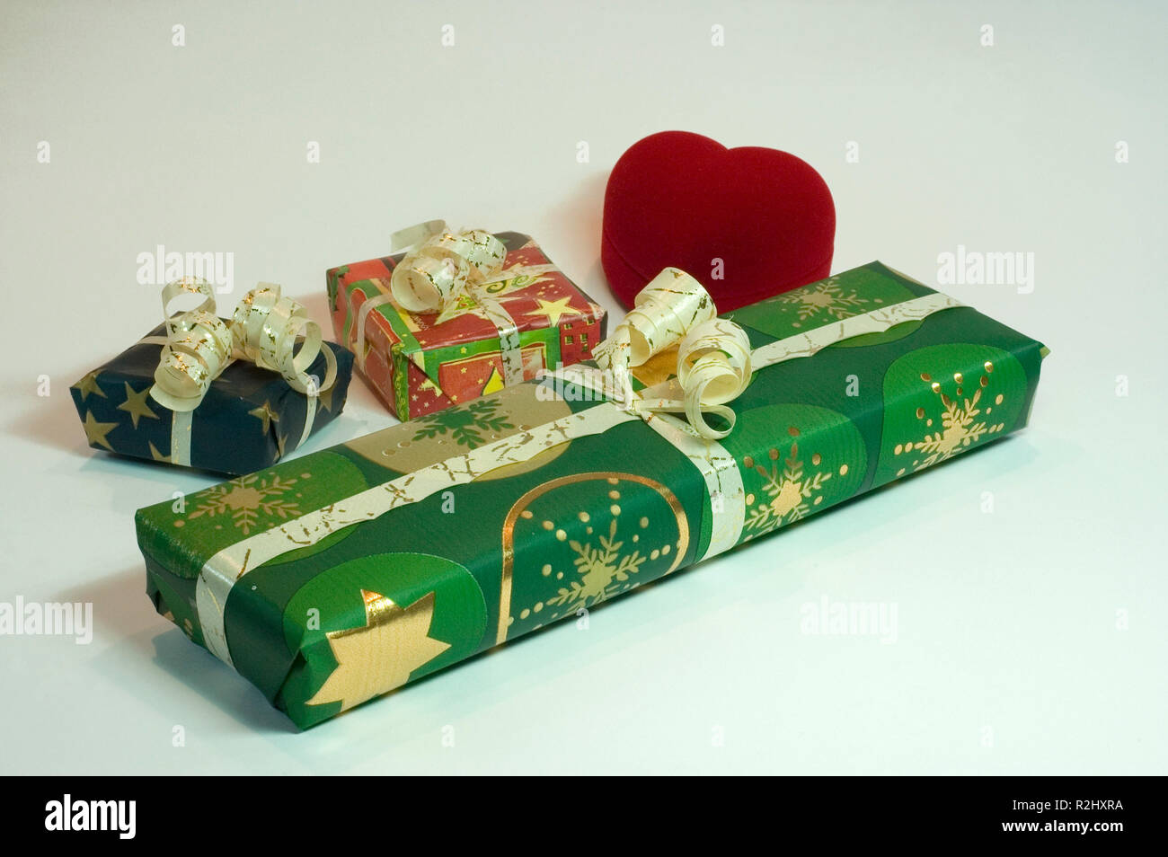 Christmas tree gold parcels hi-res stock photography and images - Alamy