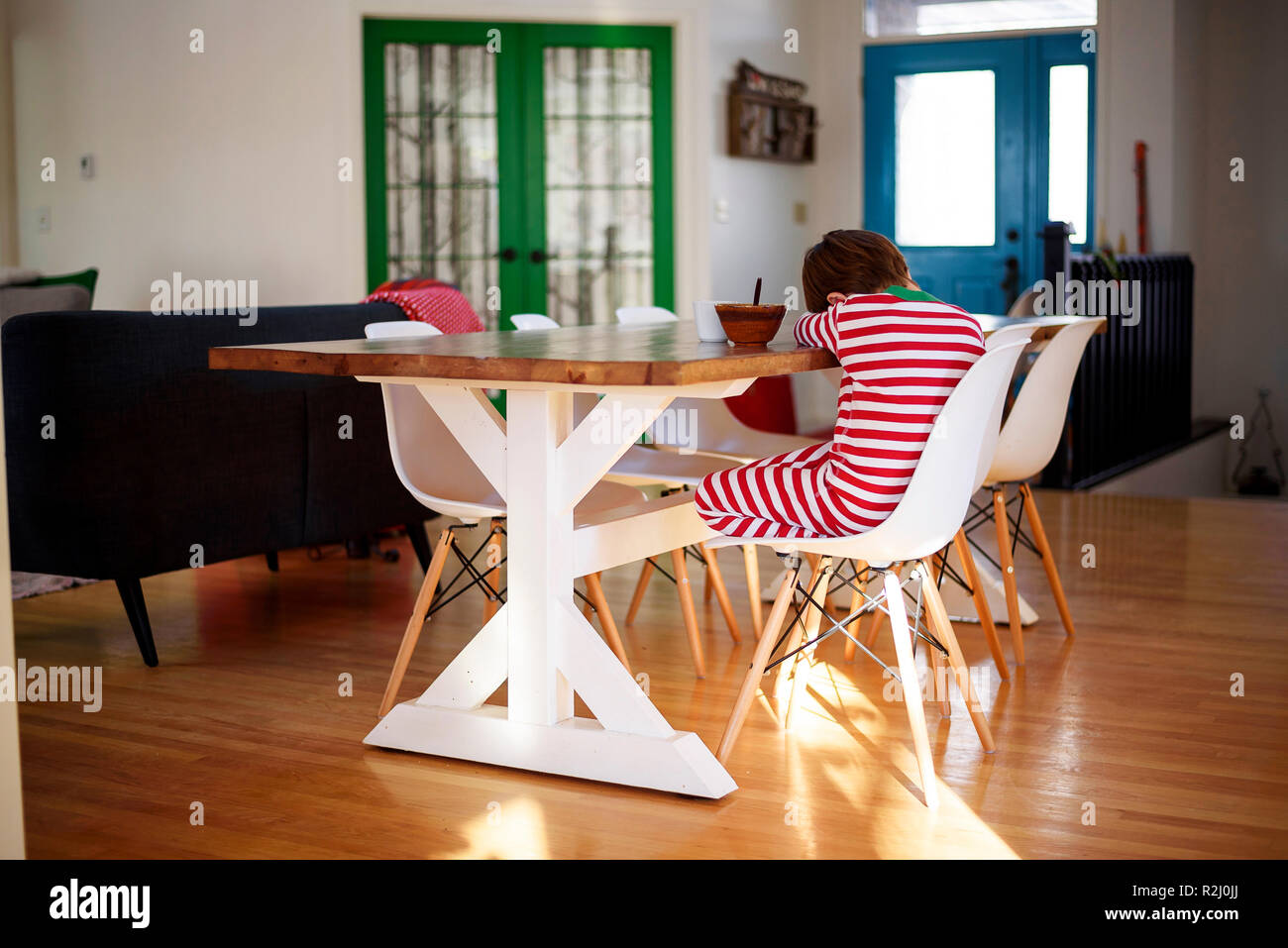 Kneeling table hi-res stock photography and images - Alamy