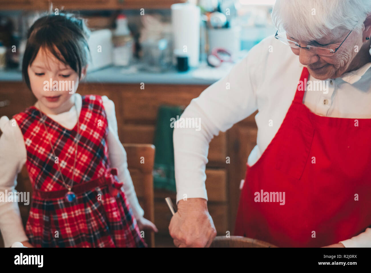 Grandmother teaching her granddaughter to bake Stock Photo - Alamy