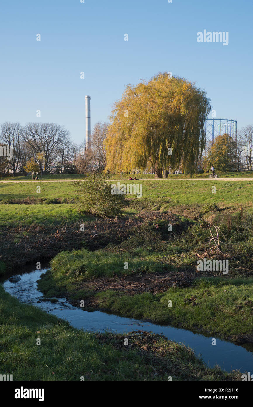River Wandle in Wandle Park in Croydon South London in Autumn Stock ...