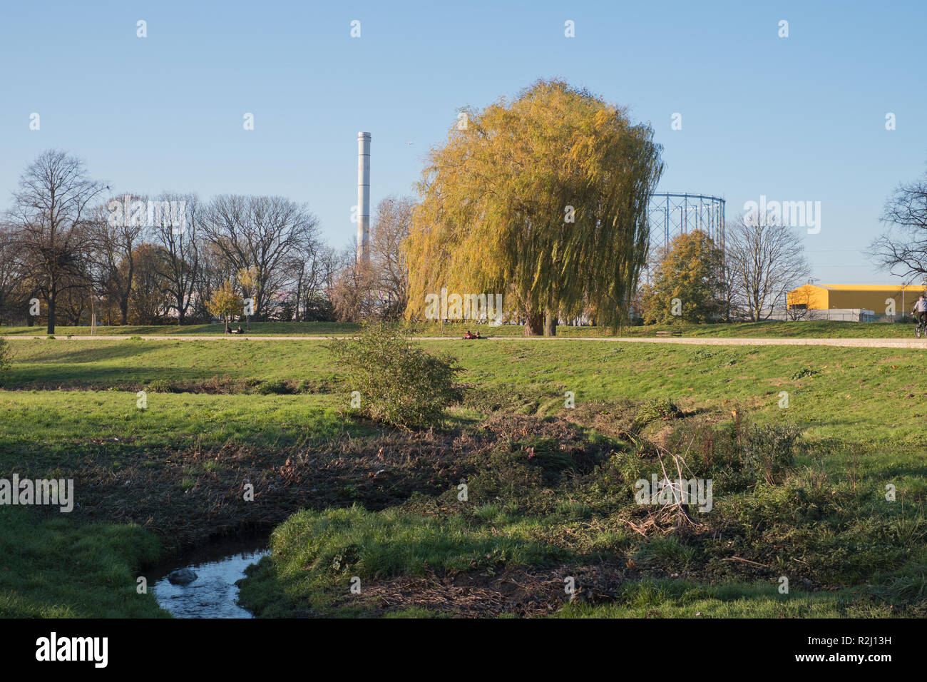 River Wandle in Wandle Park in Croydon in Autumn Stock Photo - Alamy