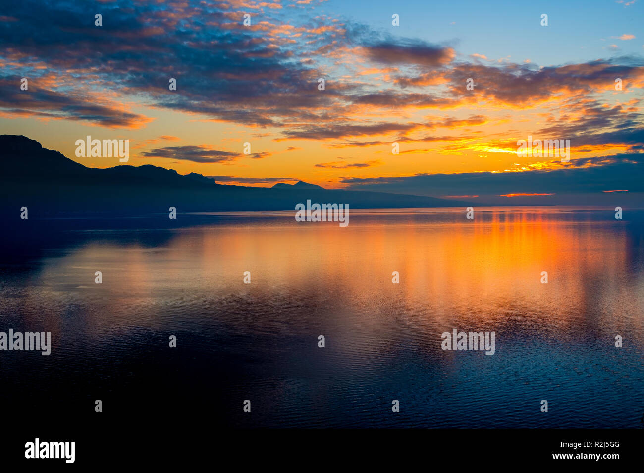 Beautiful colorful sunset in the autumn above the French Alps and Lake ...