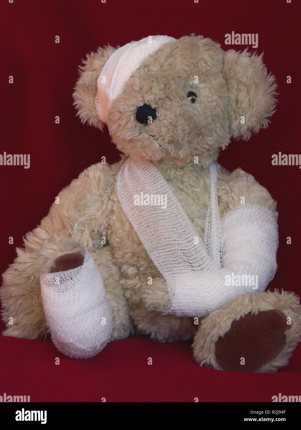 Injured wound hurt teddy bear bandage hi-res stock photography and ...