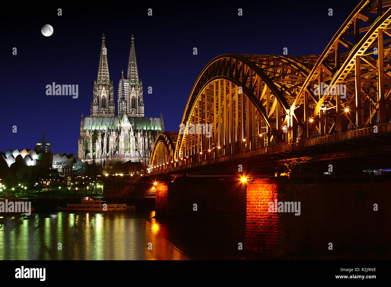 cologne at night Stock Photo - Alamy