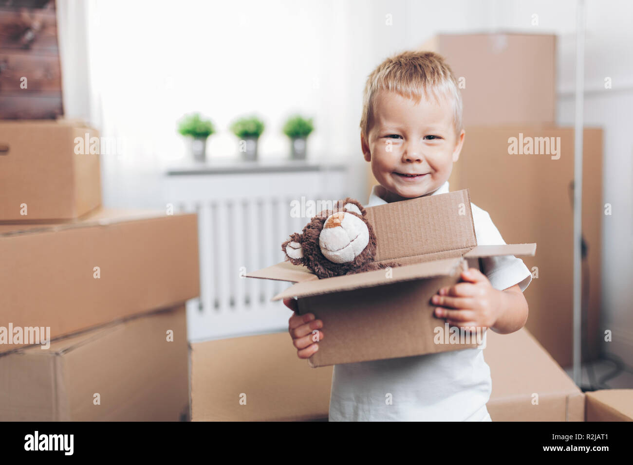 Cardboard boxes children hi-res stock photography and images - Alamy