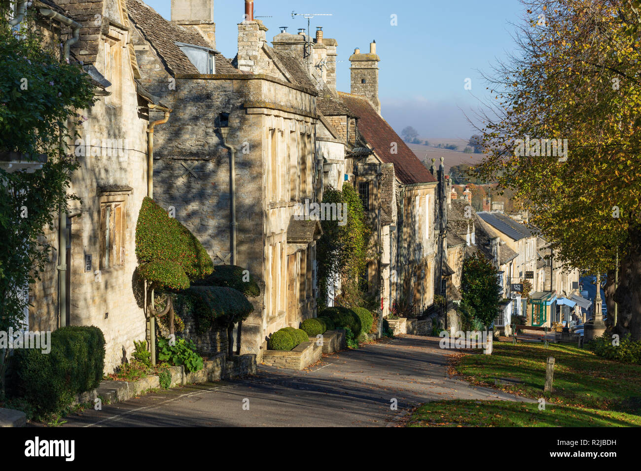 Cotswold stone cottages trees hi-res stock photography and images - Alamy