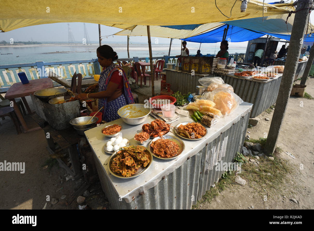 Bengali telebhaja hi-res stock photography and images - Alamy