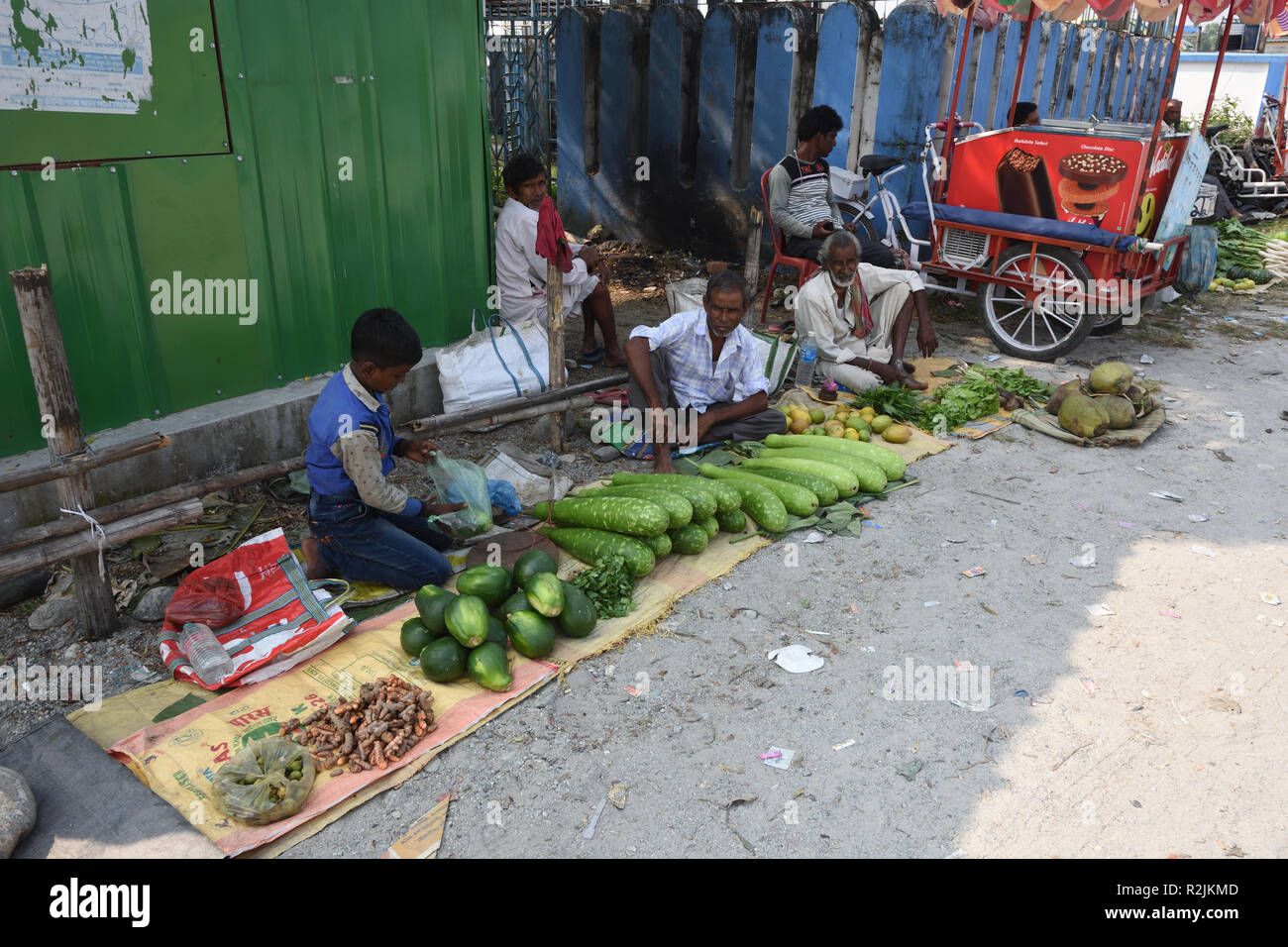 Gajoldoba vegetable bazaar near Teesta river barrage in Jalpaiguri ...