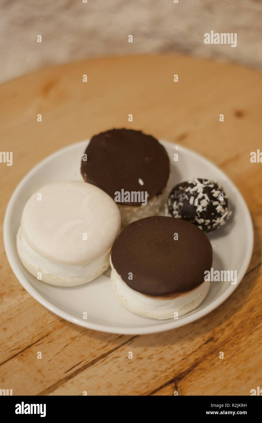 Eclairs with white chocolate cream hi-res stock photography and images ...