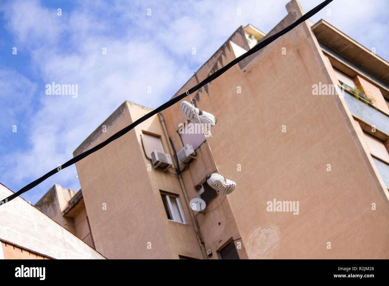Shoes hanging from telephone wire Stock Photo - Alamy