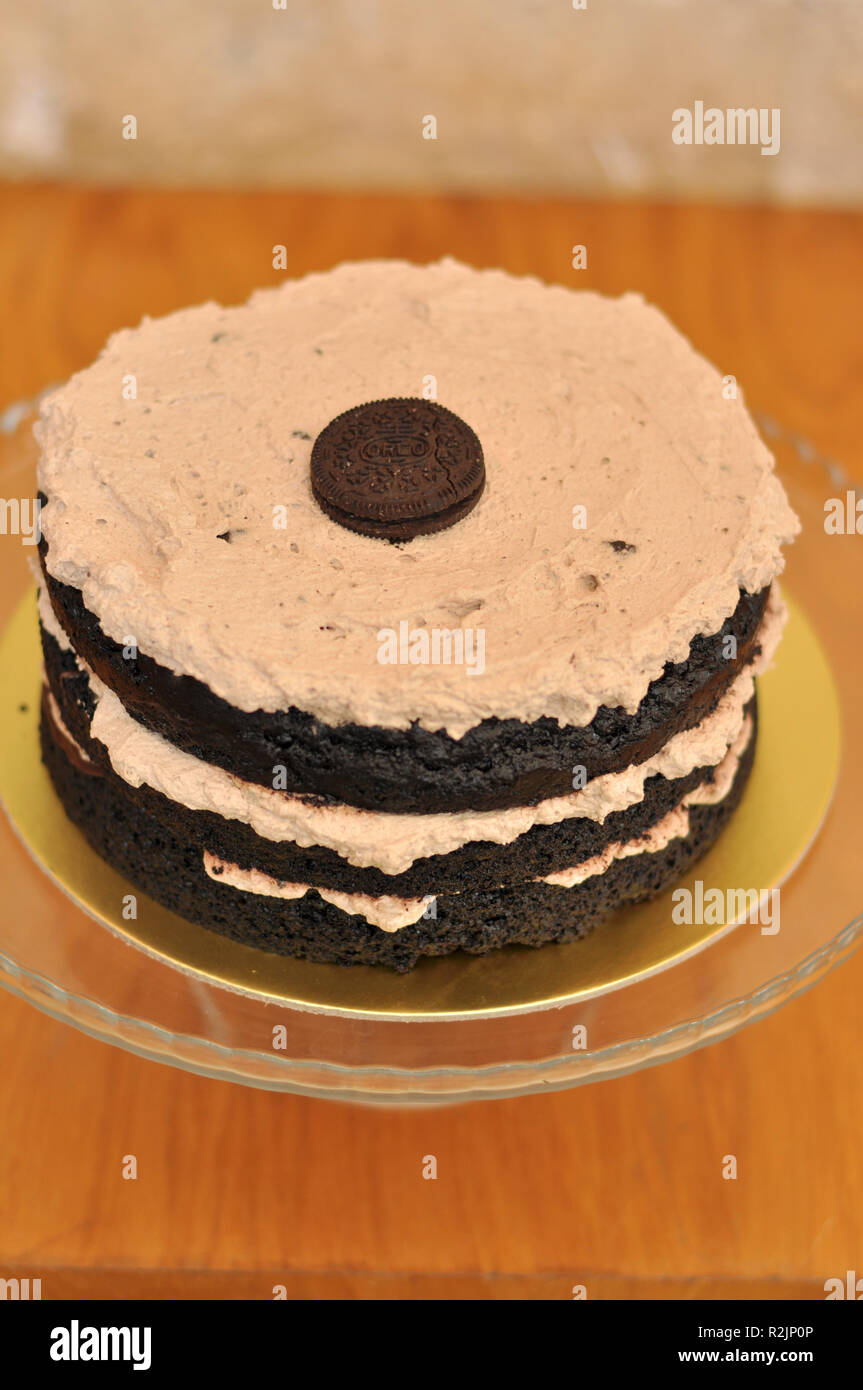 Fresh chocolate biscuit cake hi-res stock photography and images - Alamy