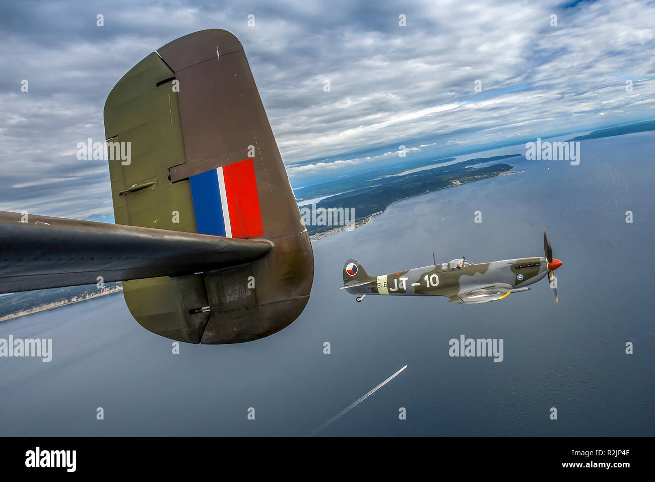 Spitfire in flight hi-res stock photography and images - Alamy