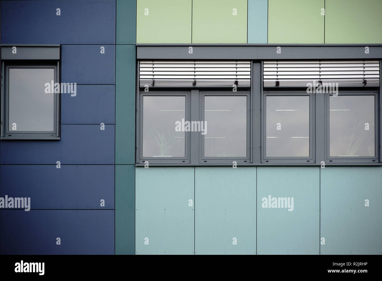 Rows square office building windows hi-res stock photography and images ...