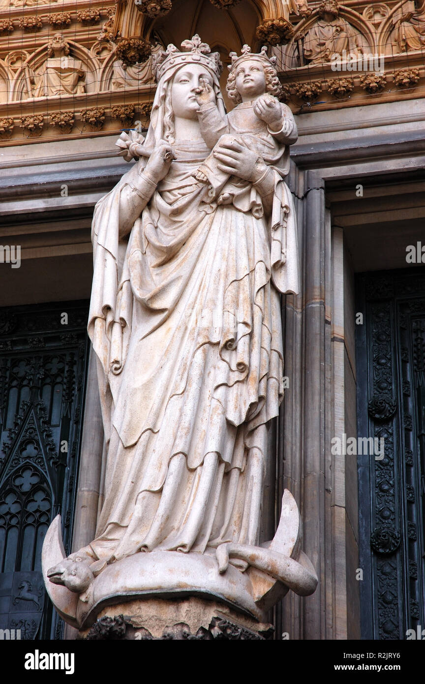 statue at cologne cathedral Stock Photo - Alamy