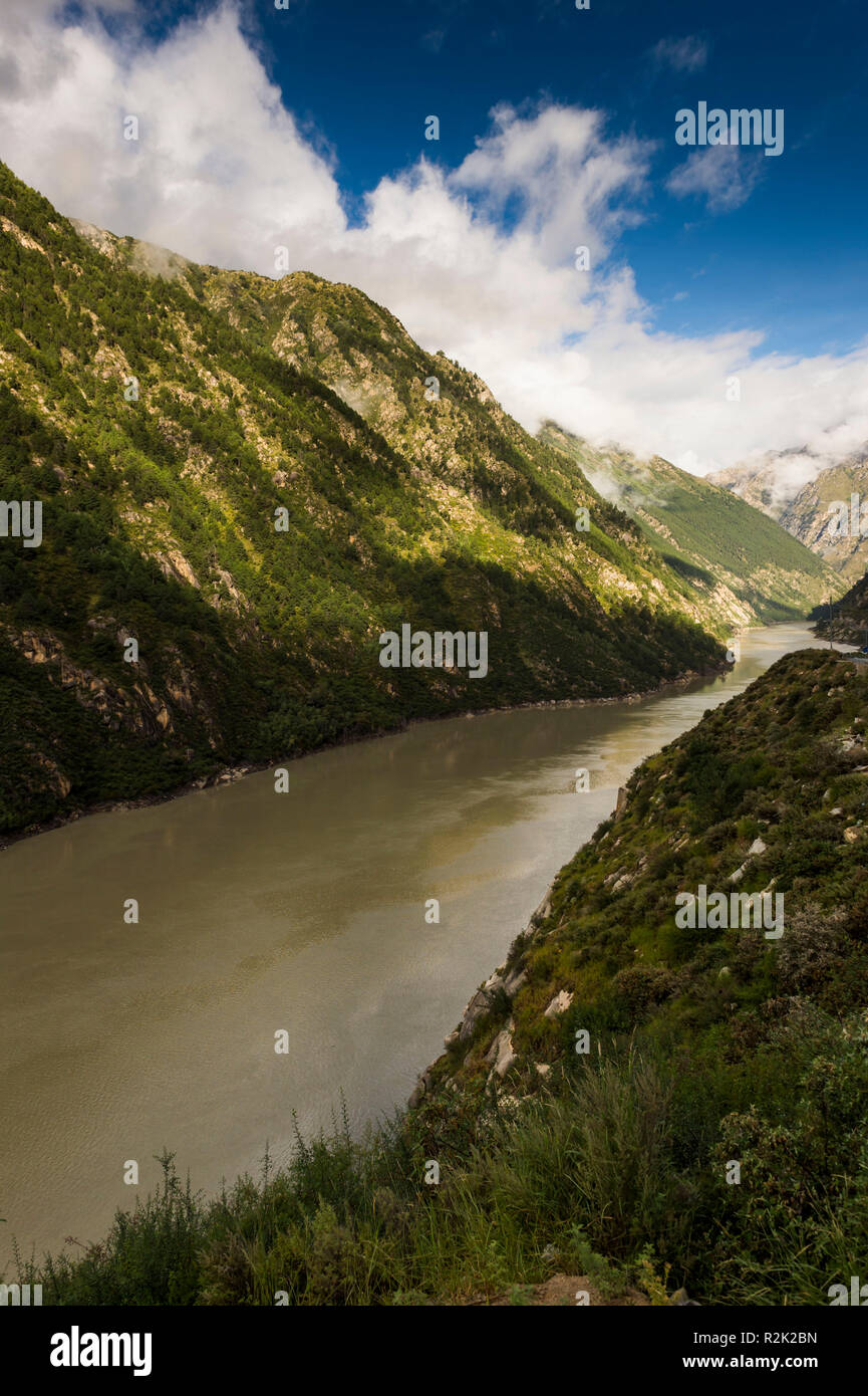 Yarlung Tsangpo canyon Stock Photo - Alamy