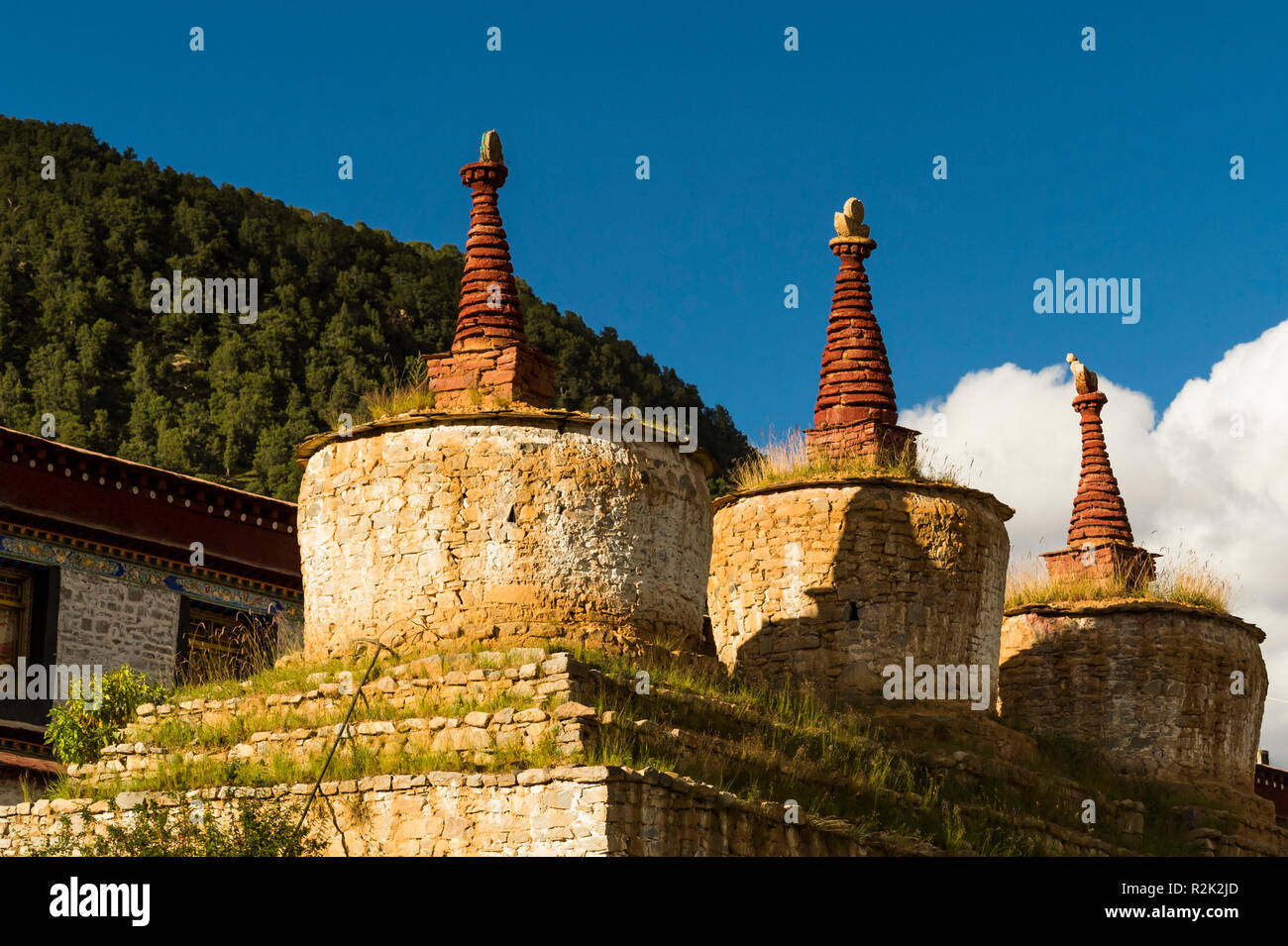 Tibetan monastery complex hi-res stock photography and images - Alamy