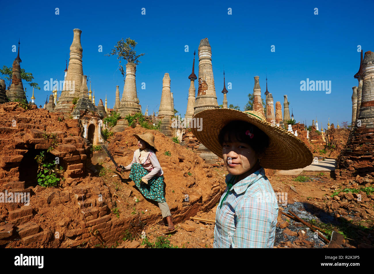 Two story temple hi-res stock photography and images - Alamy