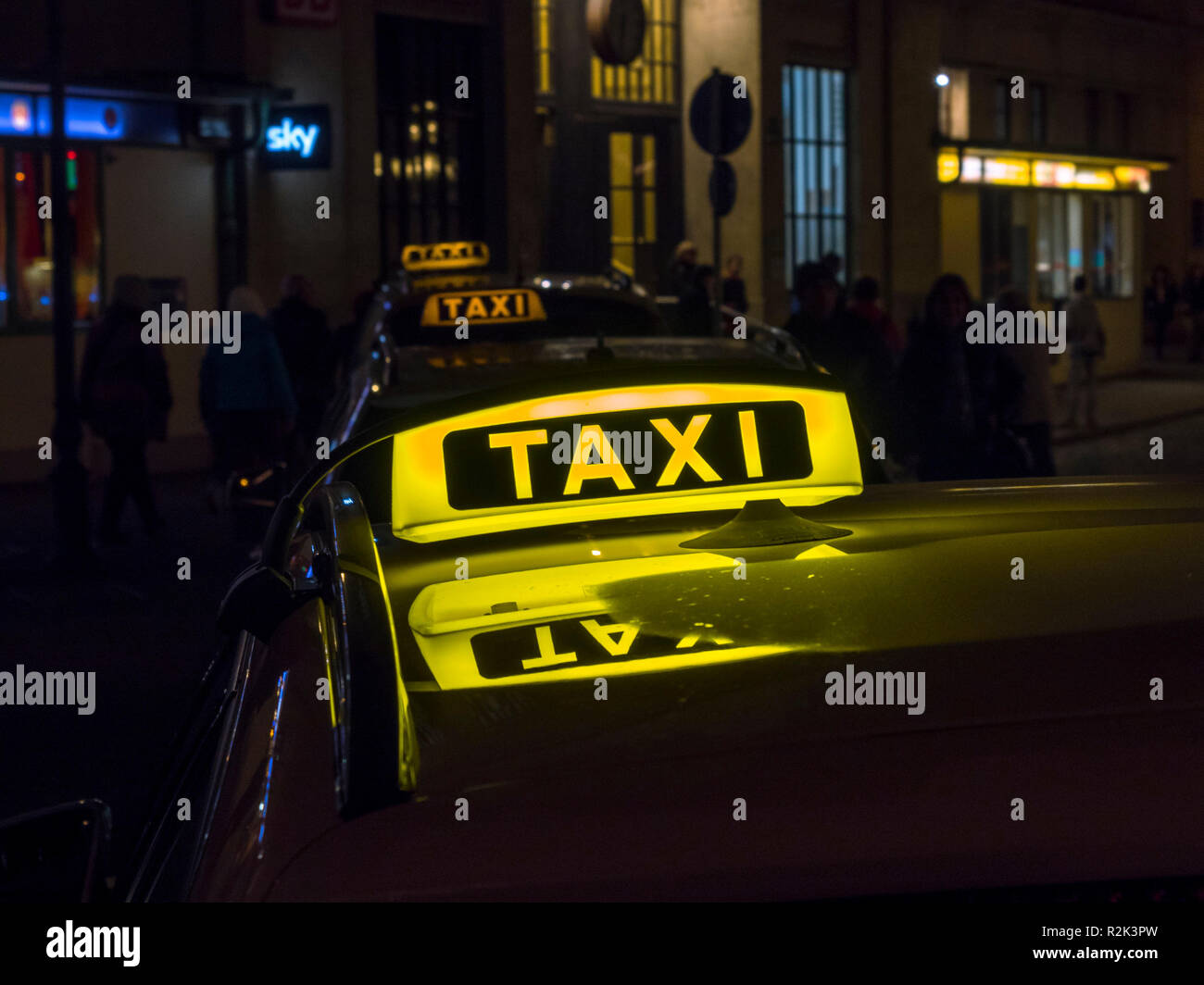 Point sign taxi hi-res stock photography and images - Alamy